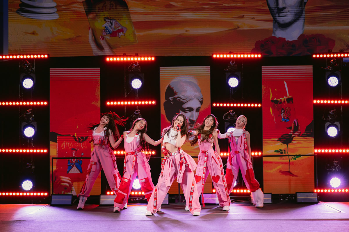 G’NEST初のガールズグループ「VIIS」の正式デビューステージ[VIIS Barbie (Oops! Oops!) Debut ...